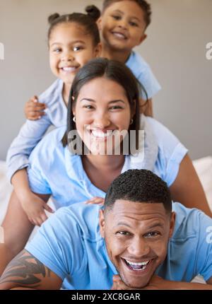 happy children wake their parents on christmas Stock Photo - Alamy