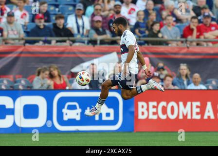 Vancouver Whitecaps defender Sam Adekugbe (3) dribbles past the defense ...