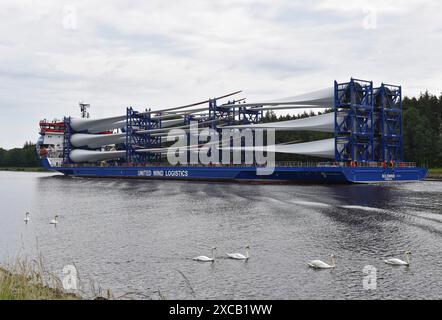 Cargo ship Boldwind transports rotor blades in the Kiel Canal, Kiel ...