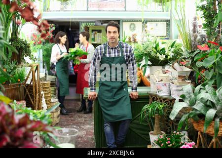 florist man or seller at flower shop counter Stock Photo - Alamy