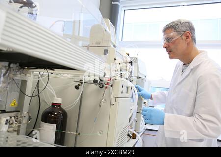 HPLC-MS High Performance Liquid Chromatography-Mass Spectrometry ...