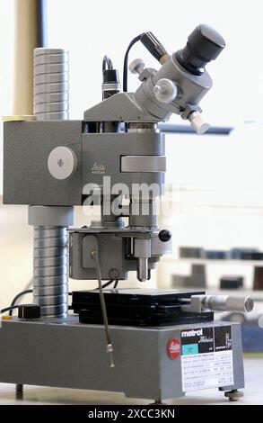 Microscope. Metallurgical laboratory. Metal Industry Stock Photo - Alamy