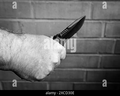 Symbolbild Faust mit Messer Symbolbild Feststellmesser mit Faust ...
