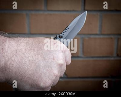 Symbolbild Faust mit Messer Symbolbild Feststellmesser mit Faust ...