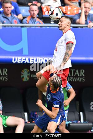 HAMBURG, GERMANY - JUNE 16: Jakub Kiwior of Poland and Xavi Simons of ...
