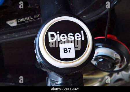 Diesel Sprit, B7 Zapfhahn an einer Tankstelle *** Diesel fuel, B7 tap ...