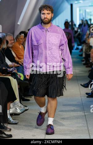 SIMON CRACKER Menswear Spring-Summer 2027 runway during Milan Fashion ...