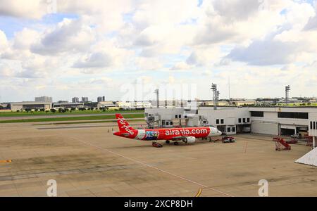 Airplane Tugs, Machine for push back the aircraft to taxiway in ground ...