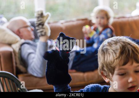 Grossvater oder alter Vater spielt mit Kindern, Oostkapelle, 21.01.2024 ...