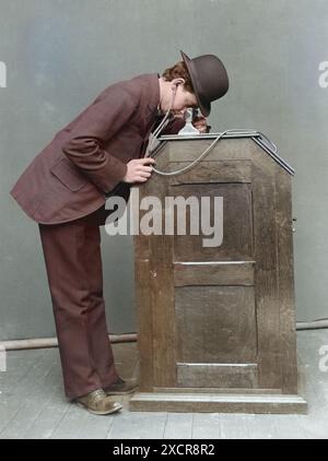 Thomas Edison with cylinder phonograph in lab. 1906 Stock Photo - Alamy