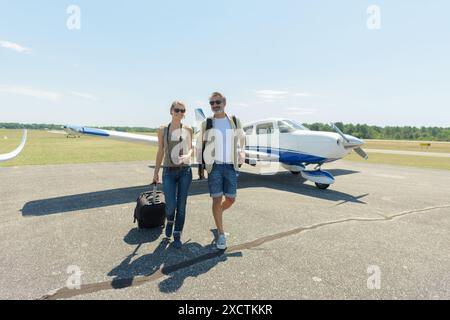 couple next to a private jet Stock Photo - Alamy