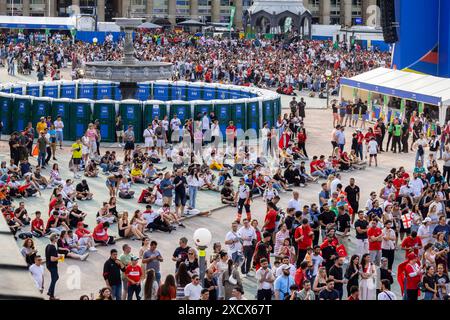 Public Viewing in Stuttgart. Türkei - Georgien 3:1. Tausende Menschen ...