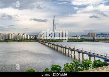 Amazing view of Jamsil Railway Bridge and scenic skyscraper Stock Photo ...
