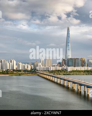 Awesome view of skyscraper and Jamsil Railway Bridge over the Han River ...