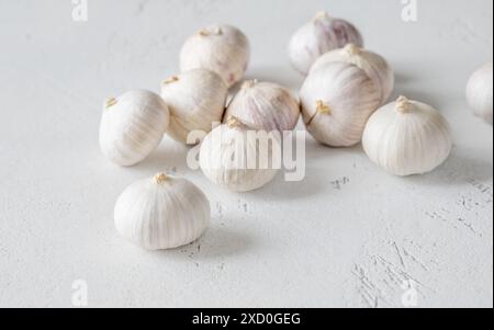 Bunch of solo garlic on the white background Stock Photo - Alamy