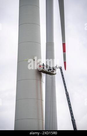 Vorbereitung für die Sprengung des Turms eines 20 Jahren alten Windrad ...