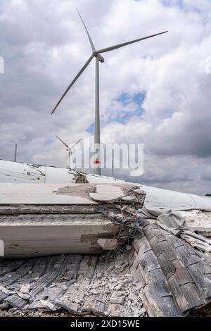 Gesprengter Turm eines 20 Jahren alten Windrad, im Windpark Werl, 5 ...