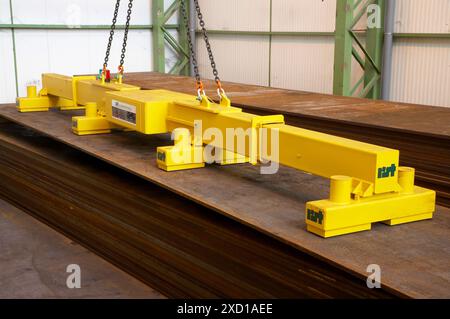 Telescopic electromagnetic crane for handling large steel plates Stock ...