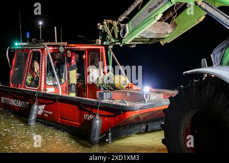 Cologne, Germany. 20th June, 2024. The defused bomb is transported ...