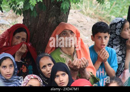 Thousands of people throng Tral Khanqah to get glimpse of the Holy ...