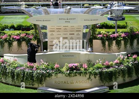 Ascot, Berkshire, UK. 20th June, 2025. Eliza and Amelia Spencer ...
