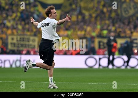 streaker and pitch invader invades the pitch with a Mellstroy t-shirt ...