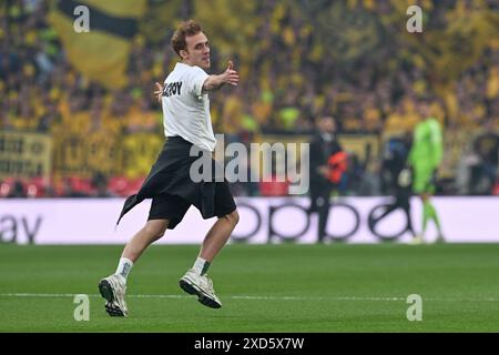 streaker and pitch invader invades the pitch with a Mellstroy t-shirt ...