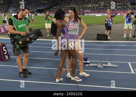 Daryll Neita and Amy Hunt of Greta Britain celebrate after winning the ...