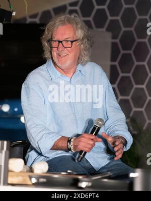 James May and Tom Kerridge mystory cooking bag at Tom Kerridges pub in ...
