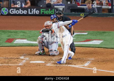 Texas Rangers third baseman Ezequiel Duran sits on the dugout steps in ...