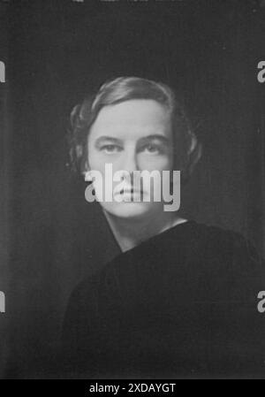 Lawrence, Alfred, Mrs., portrait photograph. Genthe photograph ...