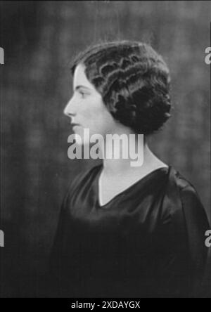 Stewart, Susan, Miss, portrait photograph. Genthe photograph collection ...