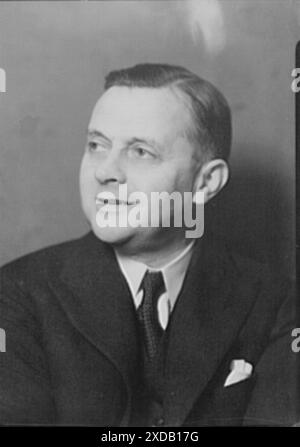 Croom-Johnson, Reginald, Honorable, portrait photograph. Genthe ...