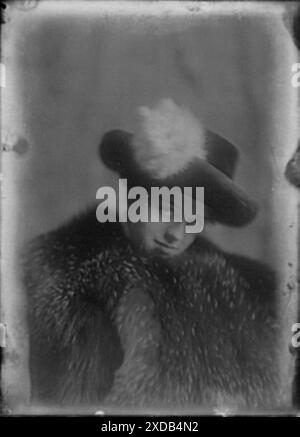 Poole, E., Miss, portrait photograph. Genthe photograph collection ...