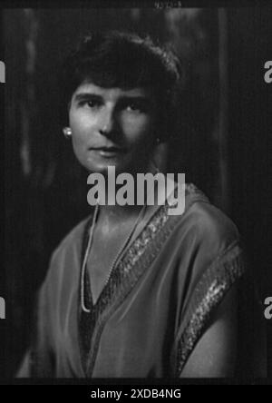 Ray, Donald, Mrs., portrait photograph. Genthe photograph collection ...