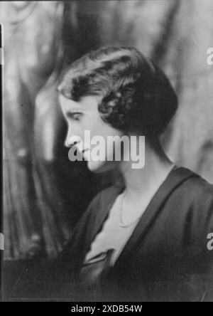 Choate, Helen, Miss, portrait photograph. Genthe photograph collection ...