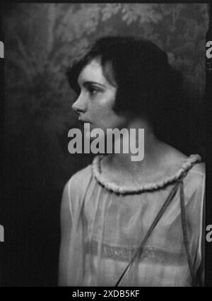 Horst, Helen, Miss, portrait photograph. Genthe photograph collection ...