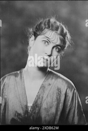 Moore, Erin O'Brien, Miss, portrait photograph. Genthe photograph ...