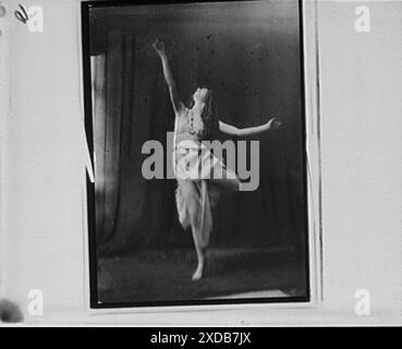 Lisa Duncan dancing. Genthe photograph collection Stock Photo - Alamy