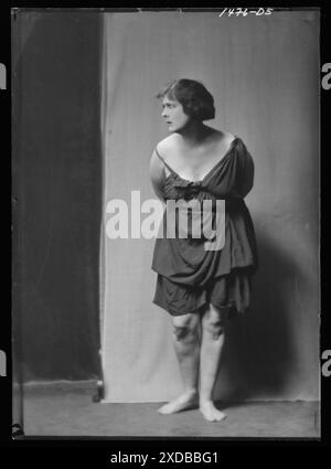 Portrait photograph of Isadora Duncan. Genthe photograph collection ...