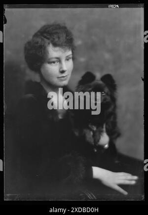 Hartshorne, Miss, with dog, portrait photograph, 1917 May 15 Stock ...