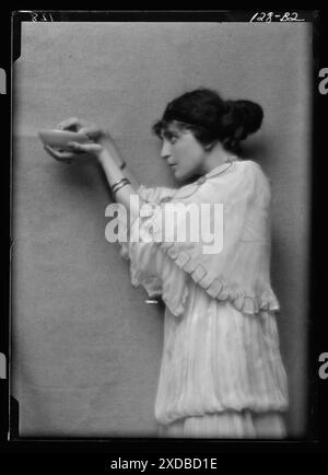 Namara-Toye, Mme., portrait photograph. Genthe photograph collection ...