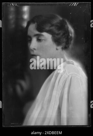 Locke, E., Miss, portrait photograph. Genthe photograph collection ...
