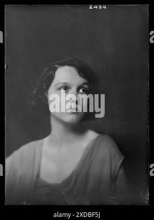 Chamberlain, Helen, Miss, portrait photograph. Genthe photograph ...