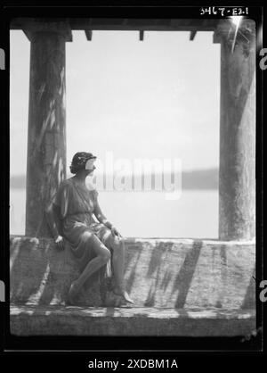 Tonetti, Miss, at Sneding's Landing. Genthe photograph collection Stock ...