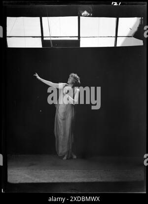 Unidentified dancer, possibly an Elizabeth Duncan dancer. Genthe ...