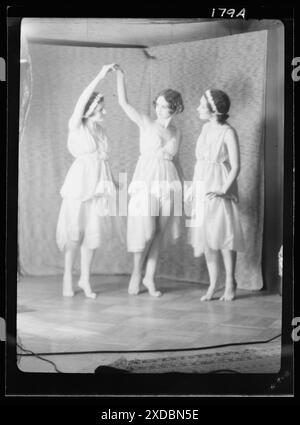 Anna Duncan and dancers. Genthe photograph collection Stock Photo - Alamy