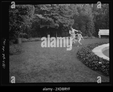 Elizabeth Duncan dancers and children. Genthe photograph collection ...