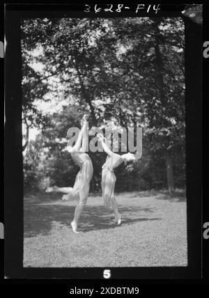 Desha and Leah dancing in Port Washington. Genthe photograph collection ...