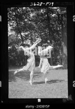Desha and Leah dancing in Port Washington. Genthe photograph collection ...